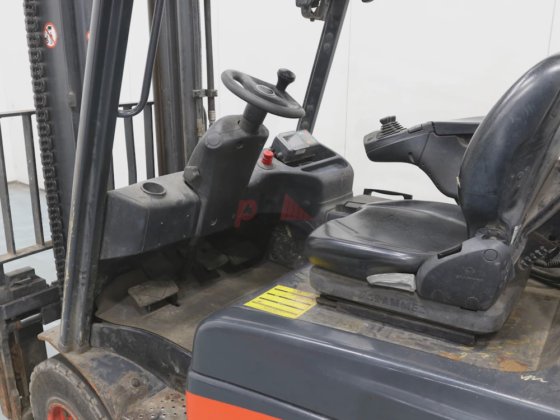 2012 LINDE E30-01 387 ELECTRIC Forklifts in Odiham, United Kingdom