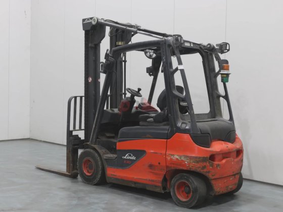 2012 LINDE E30-01 387 ELECTRIC Forklifts in Odiham, United Kingdom