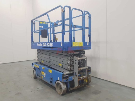 GENIE GS-3246 ACCESS PLATFORM Forklifts in Odiham, United Kingdom