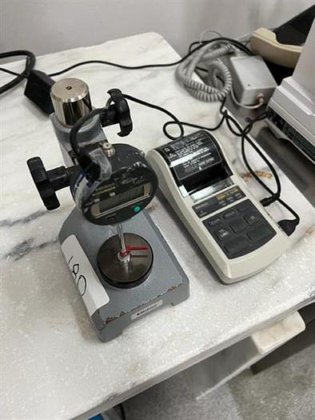 Mitutoyo model 7004 thickness tester with Mitutoyo model DP-1VR ...