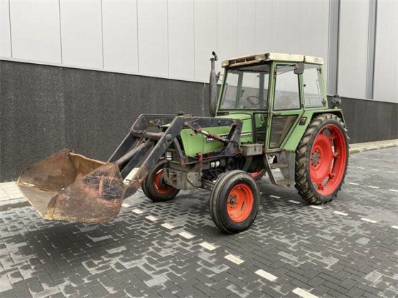 D'occasion 1982 Fendt 304 ls met voorlader en bak à Veghel, Pays-Bas