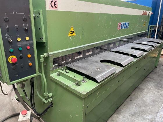“BAYKAL” GUILLOTINE SHEAR in Sovico, Italy