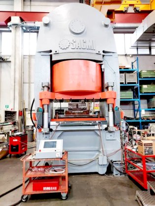 CERAMIC PRESSING in Casalgrande, Italy