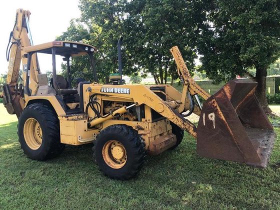2000 JOHN DEERE 710 BACKHOE LOADER in Miami, FL, USA