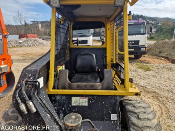 1997 JCB 165 in Montreuil, France