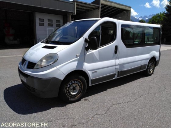 Renault Trafic minibus in Montreuil, Île-de-France, France