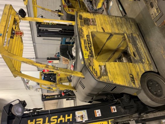 2004 2004 Hyster E40HSD Stand-Up Docker 3 Wheel Forklift, 36V in ...