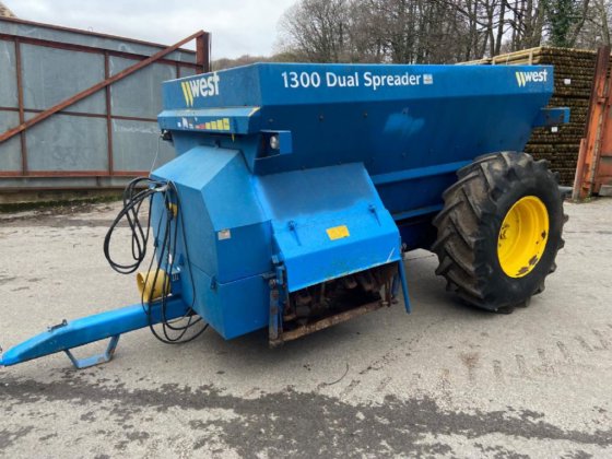 Muck spreader - dual spreader in Matlock, England, United Kingdom