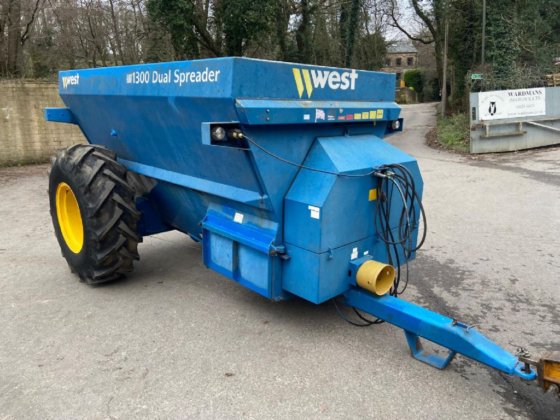Muck spreader - dual spreader in Matlock, England, United Kingdom