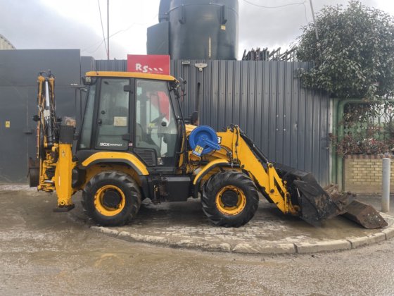 JCB 3CX Compact Backhoe Loader in Luton, United Kingdom