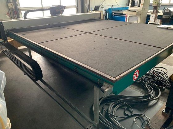 Bottero 352 BCS automatic cutting table in Mediaș, Romania