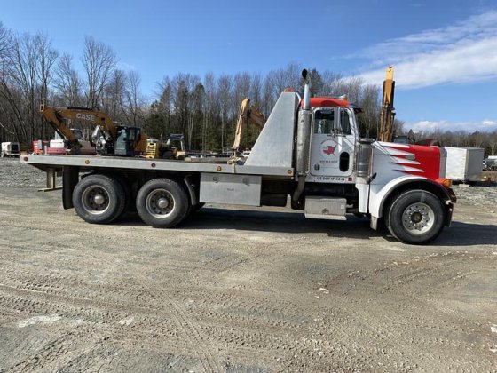 Peterbilt Flatbed Truck Mode 379 in Dupont, PA, USA