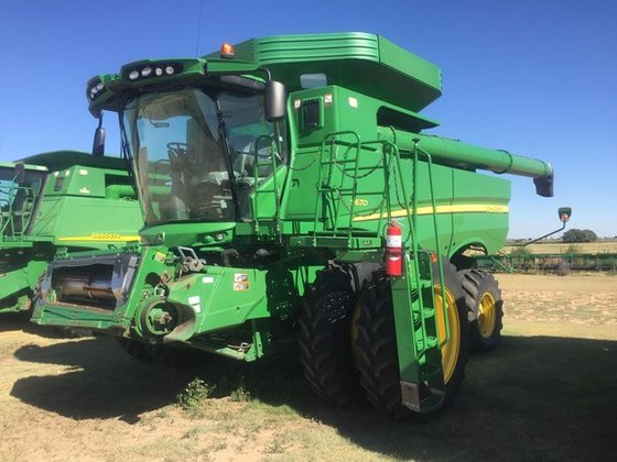 John Deere S670 Combine