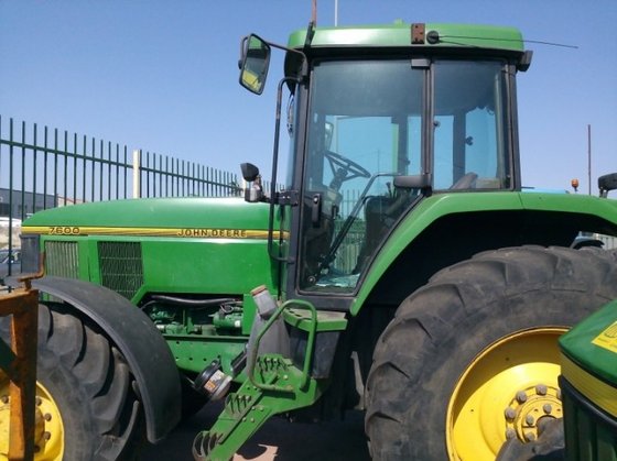 John Deere 7600 Tractor