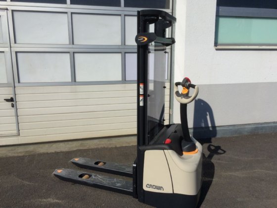 Crown WF 3000-1.0NT Pallet Stacker