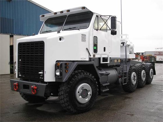 Oshkosh M1070 Cab Chassis truck