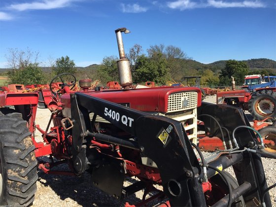 International Harvester 460 Tractor