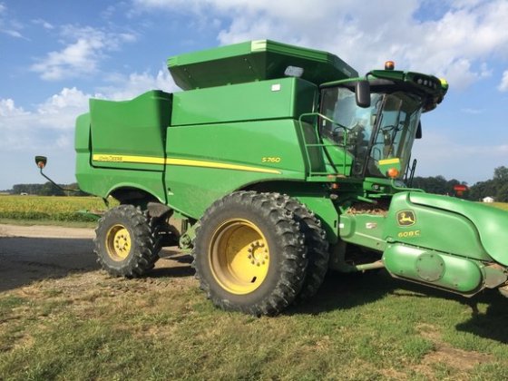 John Deere S760 Combine