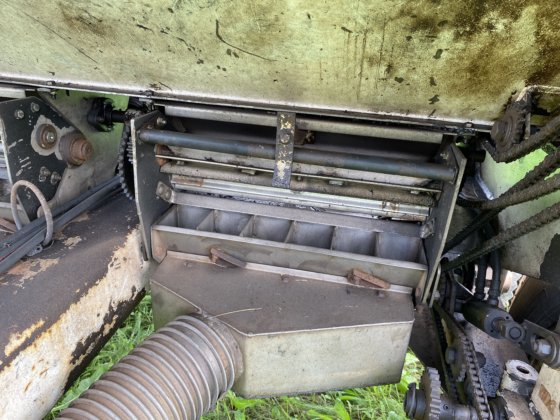 1998 Valmar 500 Pull-Type Fertilizer Spreader in Prince Edward Island ...