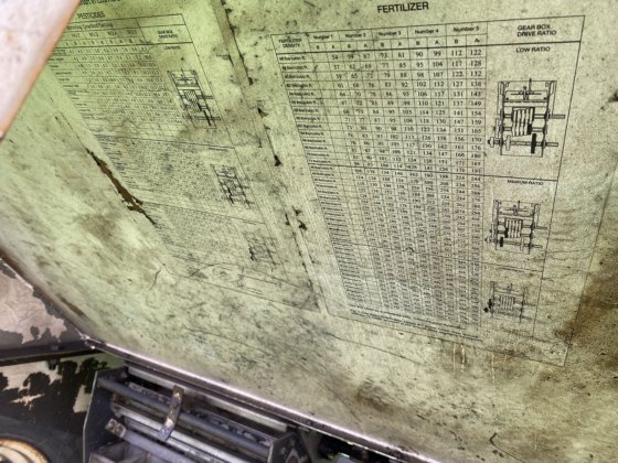 1998 Valmar 500 Pull-Type Fertilizer Spreader in Prince Edward Island ...