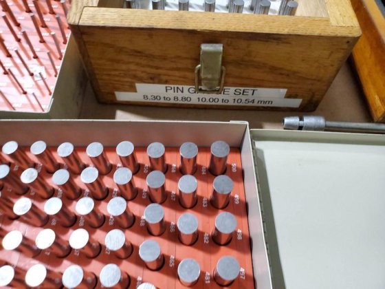 LOT 2 SHELVES: 4 PIN GAUGE SETS, MITUTOYO PRECISION V BLOCK, DELTRONIC ...