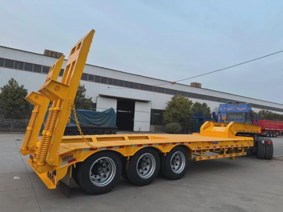 Low Bed Trailer Semi Bed Trailer Flat Bed Truck in Hong Kong