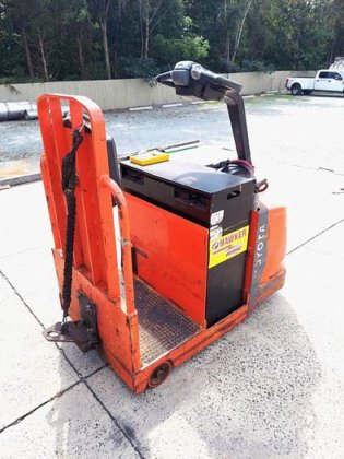 TOYOTA ELECTRIC TOW TRACTOR TUGGER TRUCK MODEL 8TB50 in Greensboro, NC, USA