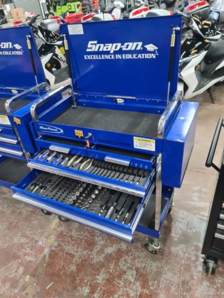 Snap-On/Blue-Point rolling tool chest with hinged lid and fold-up sides ...