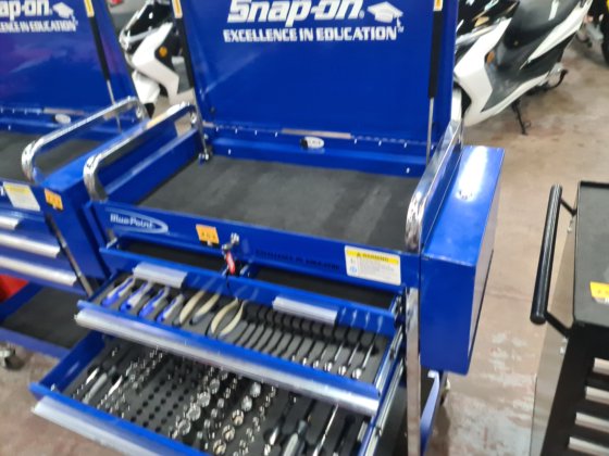 Snap-On/Blue-Point rolling tool chest with hinged lid and fold-up sides ...