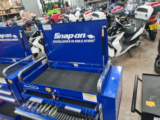 Snap-On/Blue-Point rolling tool chest with hinged lid and fold-up sides ...