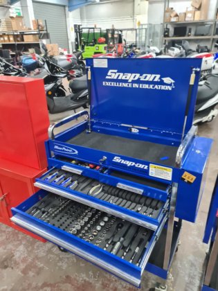 Snap-On/Blue-Point rolling tool chest with hinged lid and fold-up sides ...