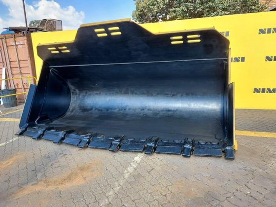 CAT 988 Front End Loader Bucket in eMalahleni, Mpumalanga, South Africa