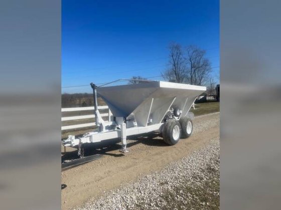Tyler fertilizer buggy in Harned, KY, USA
