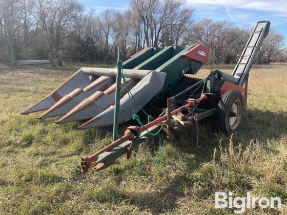 New Idea 330 3-Row Pull-Type Corn Picker in Page, NE, USA