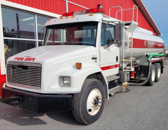 2000 Freightliner FL80 Fire Tanker 4,200 GAL/2 x Pumps in Portage, PA, USA