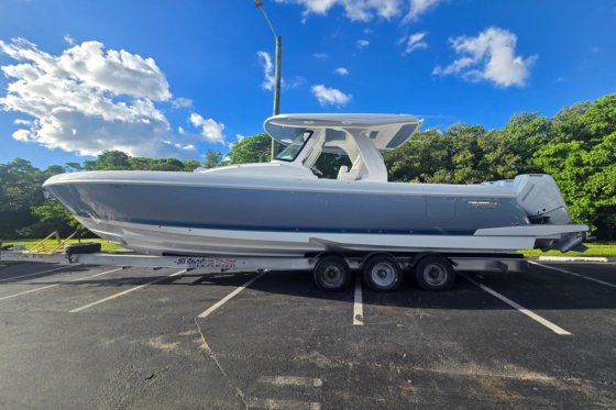 2025 Intrepid 400 V10 in Miami Beach, FL, USA