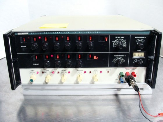 Fluke 5200A Programmable AC Voltage Calibrator - Tested, Needs ...