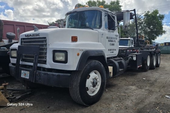 2001 MACK RD ROLL OFF TRI-AXLE in Miami, FL, USA