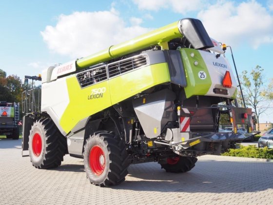 2022 Combine CLAAS Lexion 7500 2022 DEMO in Dolna Oryahovitsa, Bulgaria