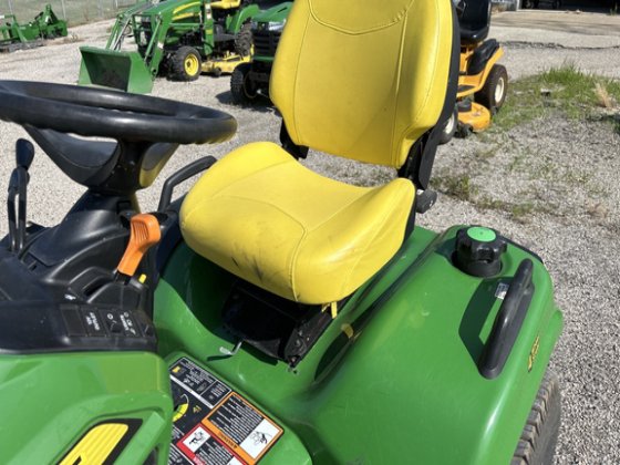2017 John Deere X754 in Winchester, IL, USA