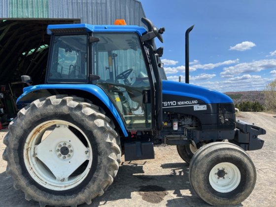 2001 Tractor | New Holland Share in Matane, Quebec, Canada