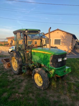 D'occasion 2008 John Deere 5515 V à Cremeaux, France
