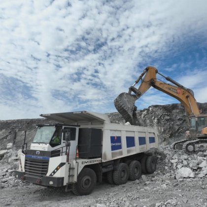 Mining Equipment off-Highway Wide-Body Tipper Open Pit Mining Trucks in ...