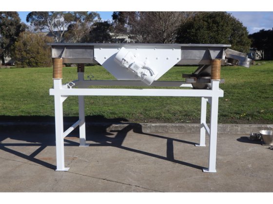 Maseto LARGE VIBRATING VIBRATORY FEEDER SIEVE SHAKER TABLE SEPARATOR in ...