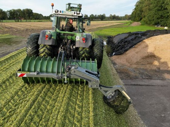 SILAGE ROLLER XL for tractors with 3 to 8tons lifting capacity in ...