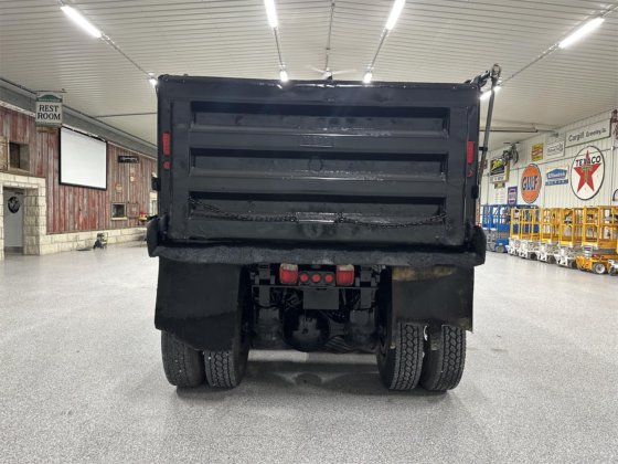 2001 PETERBILT 330 in Manchester, IA, USA