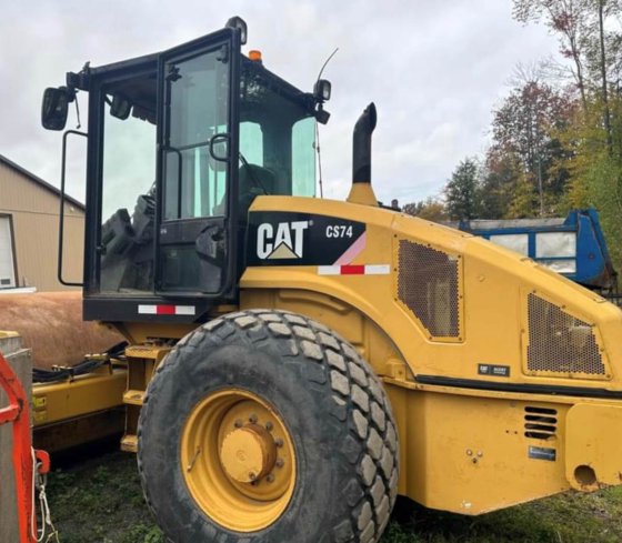 2011 Caterpillar CS74 in Wayne, MI, USA
