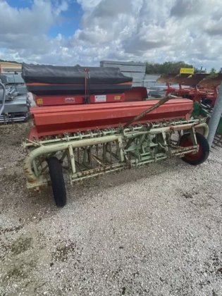 Nodet 3 meter seeder in Magnac-Lavalette-Villars, Nouvelle-Aquitaine ...