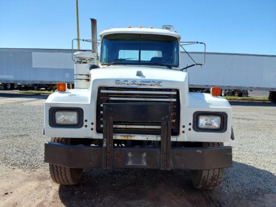 2002 MACK RD688S in Newark, NJ, USA