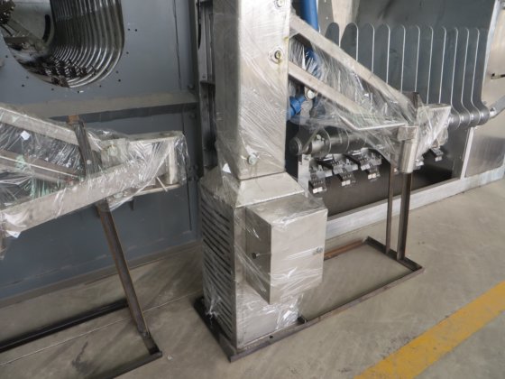 Loading/unloading automated mechanical robotic arm slaughtering machine ...